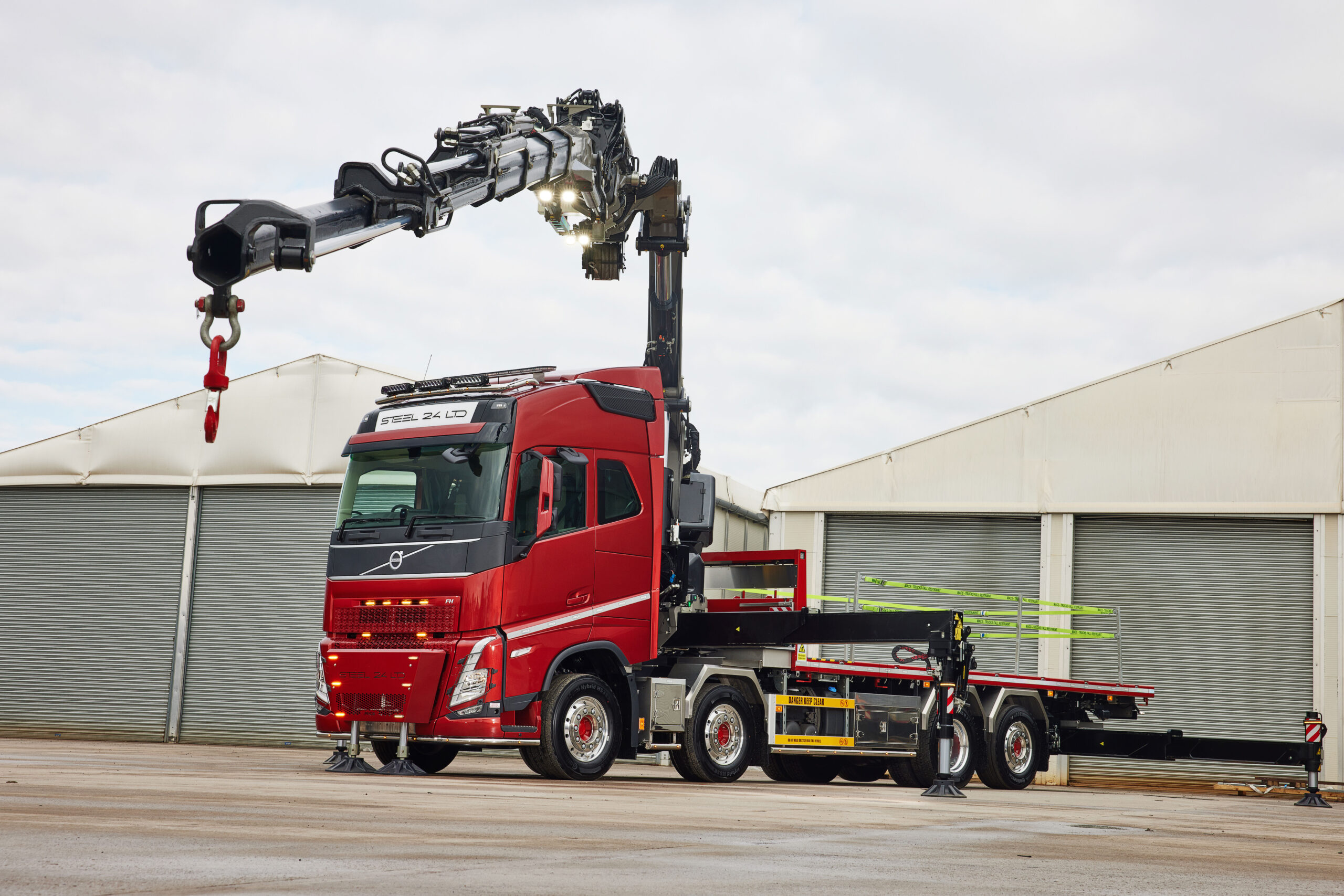 Steel 24 Picks Up Volvo FH500 with a FASSI F820