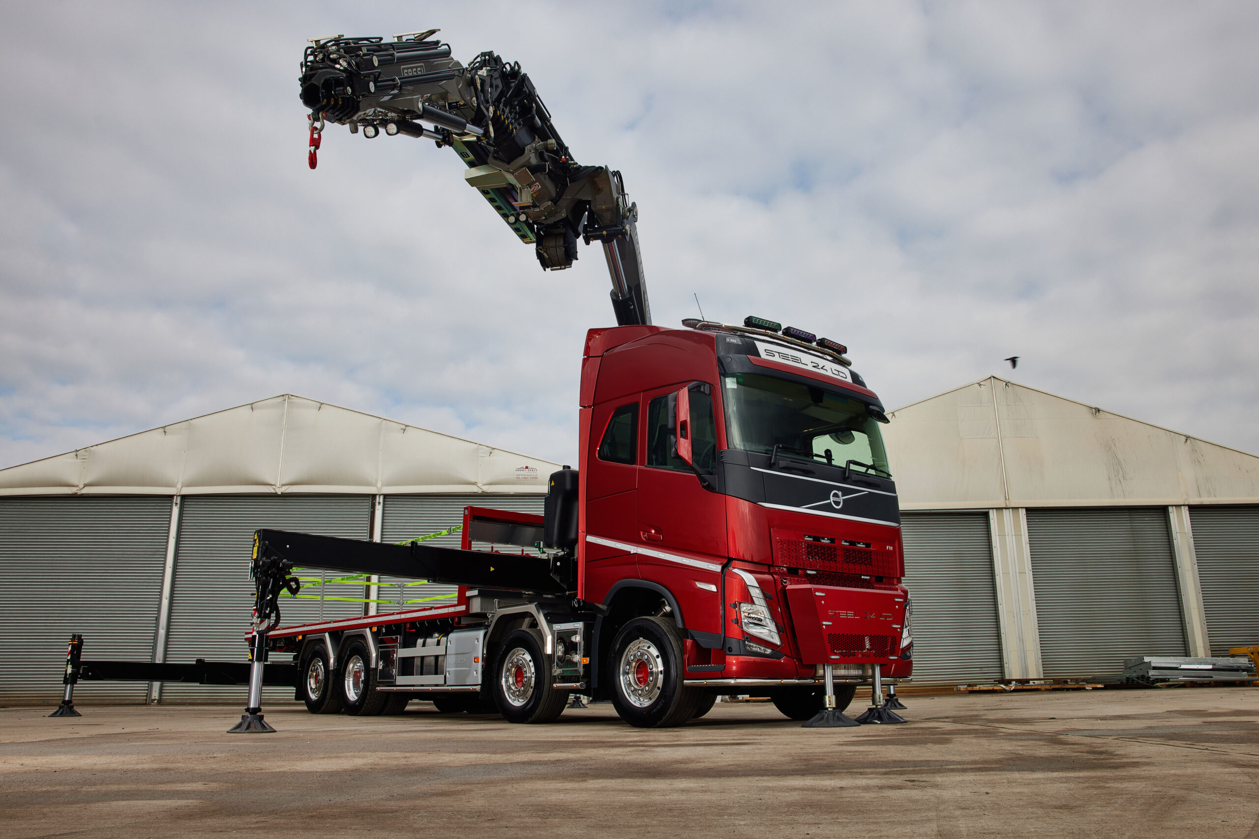 Steel 24 Picks Up Volvo FH500 with a FASSI F820