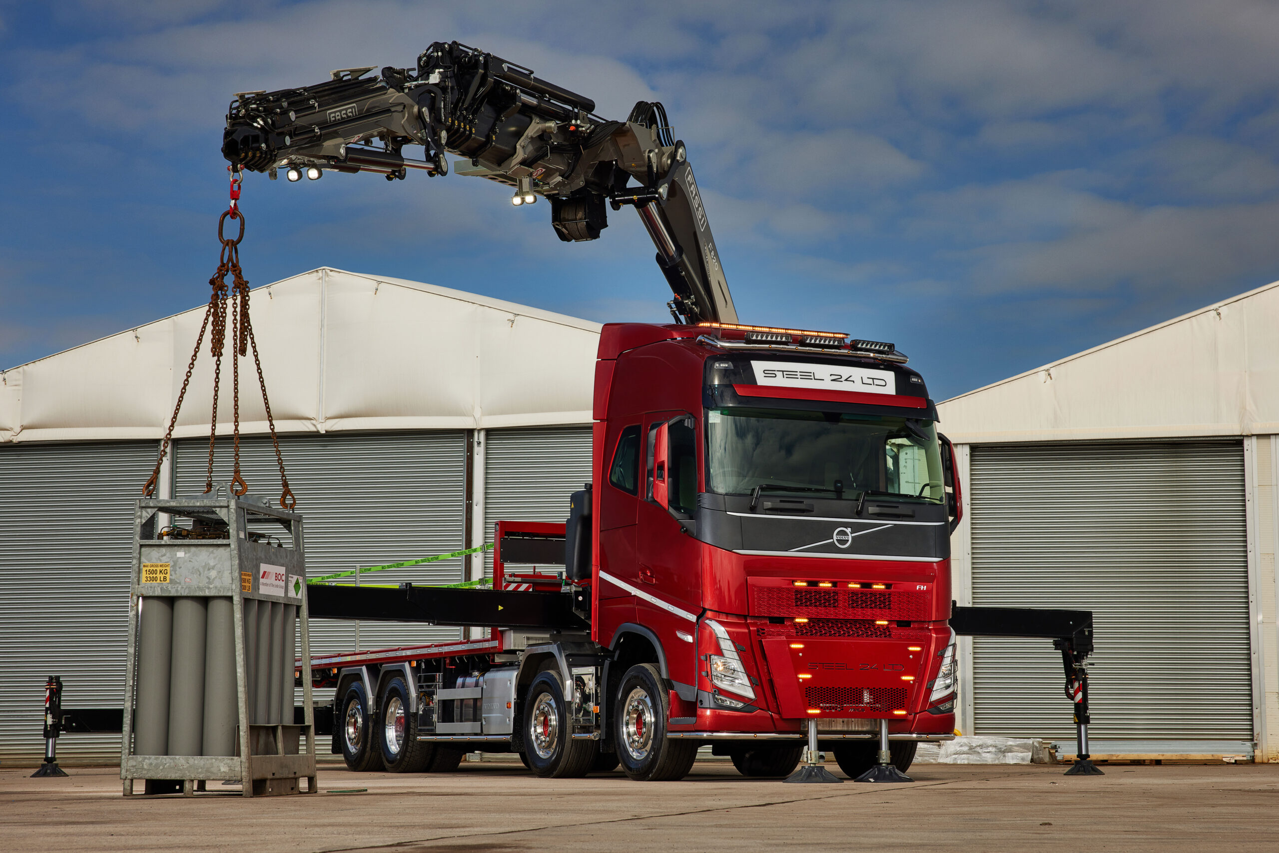 Steel 24 Picks Up Volvo FH500 with a FASSI F820