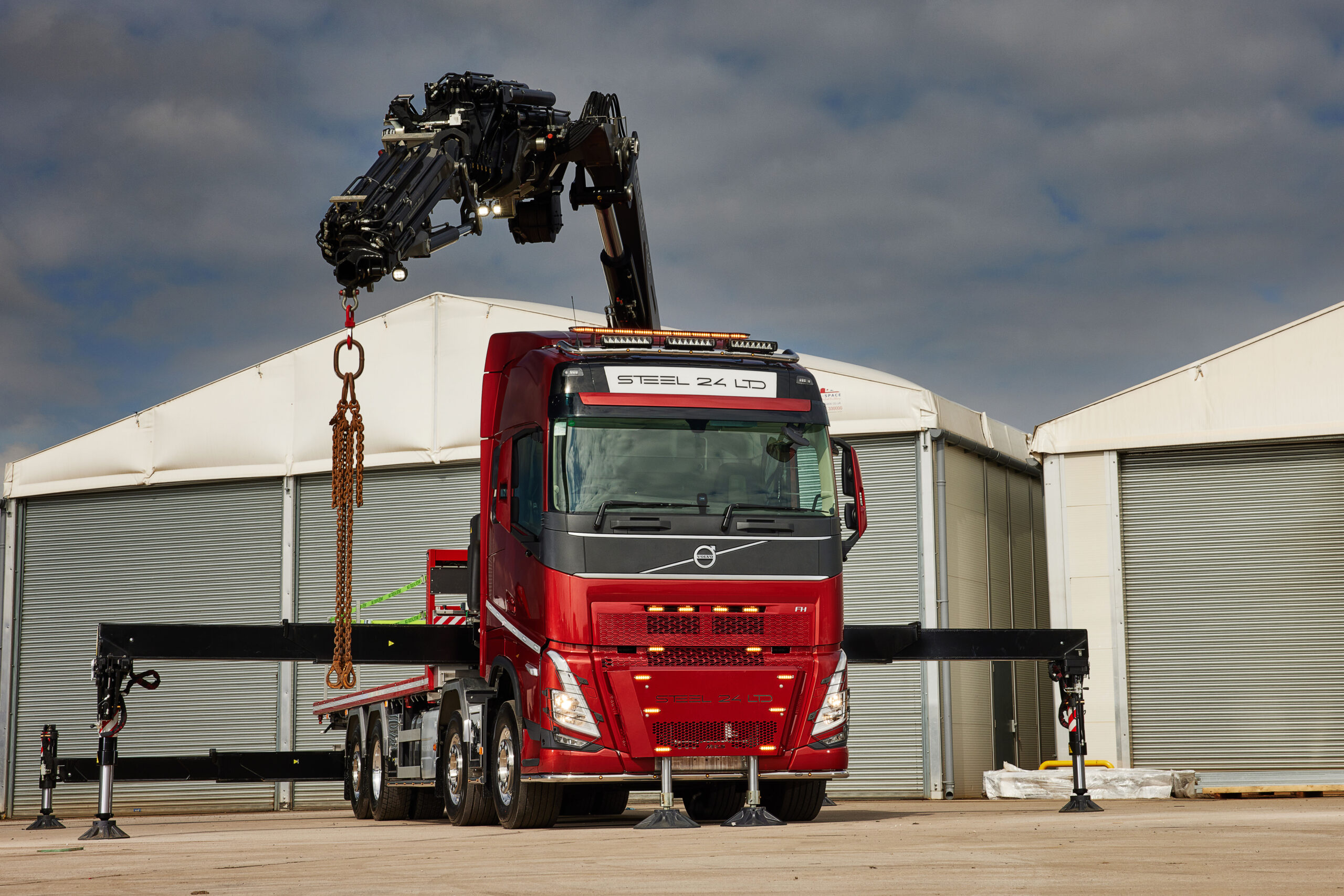 Steel 24 Picks Up Volvo FH500 with a FASSI F820