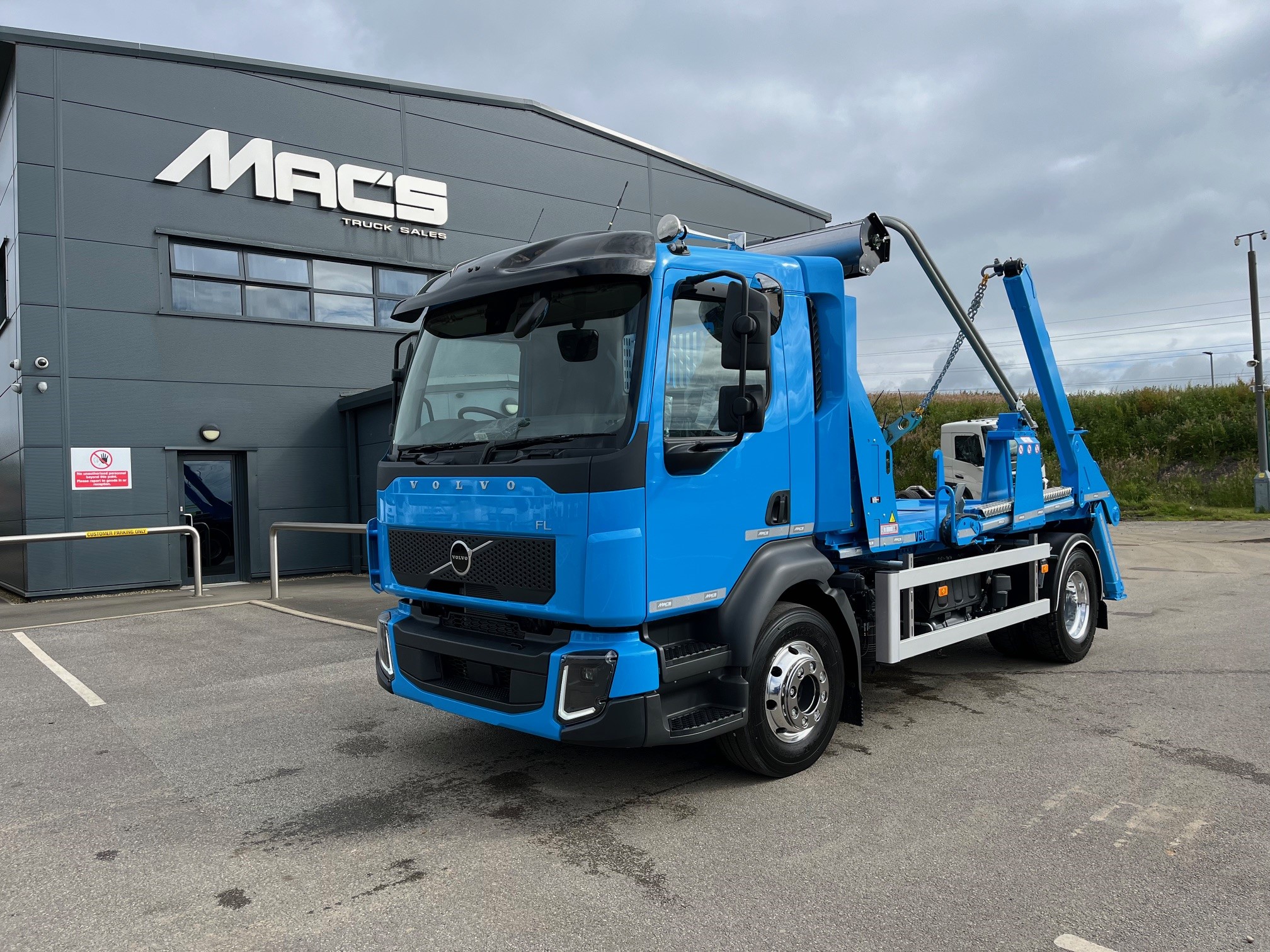 Volvo (2025) 14T VDL Skiploader by Mac's Truck Sales
