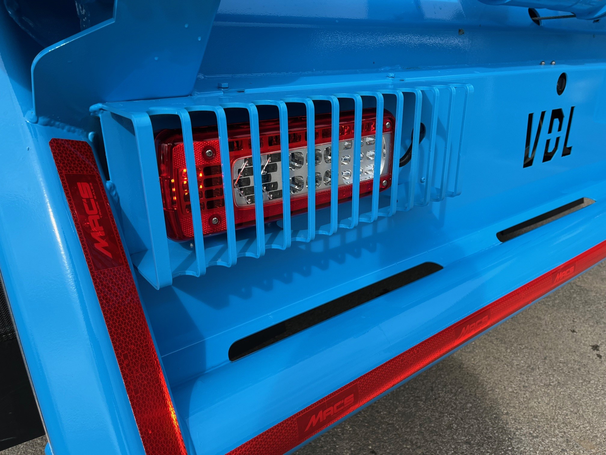 Volvo (2025) 14T VDL Skiploader by Mac's Truck Sales