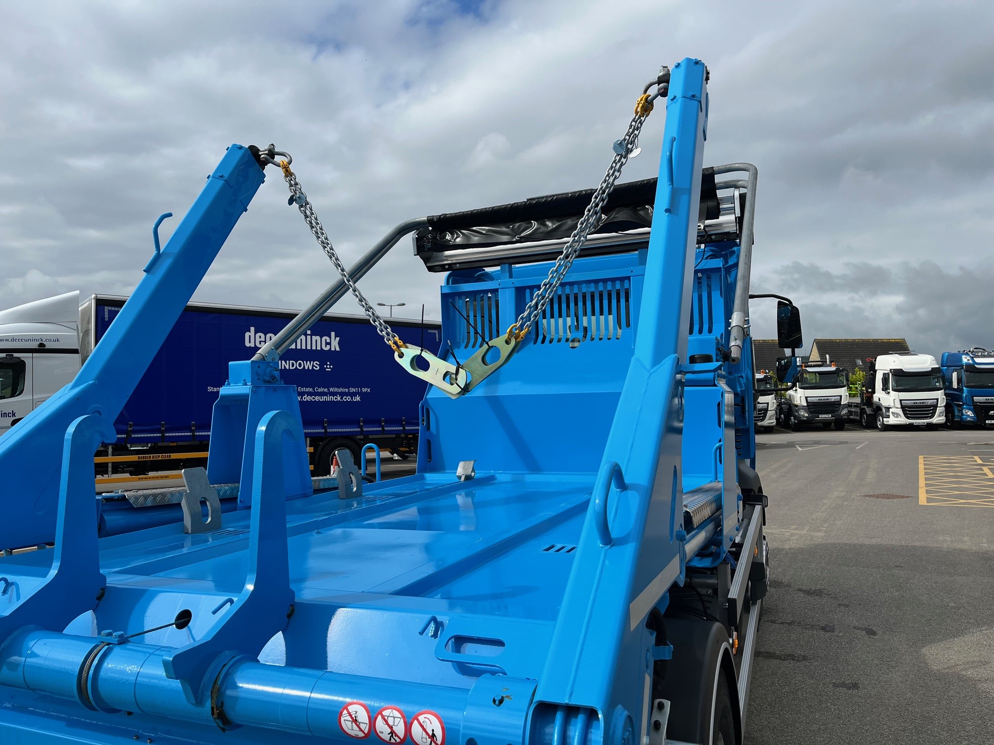 Volvo (2025) 14T VDL Skiploader by Mac's Truck Sales