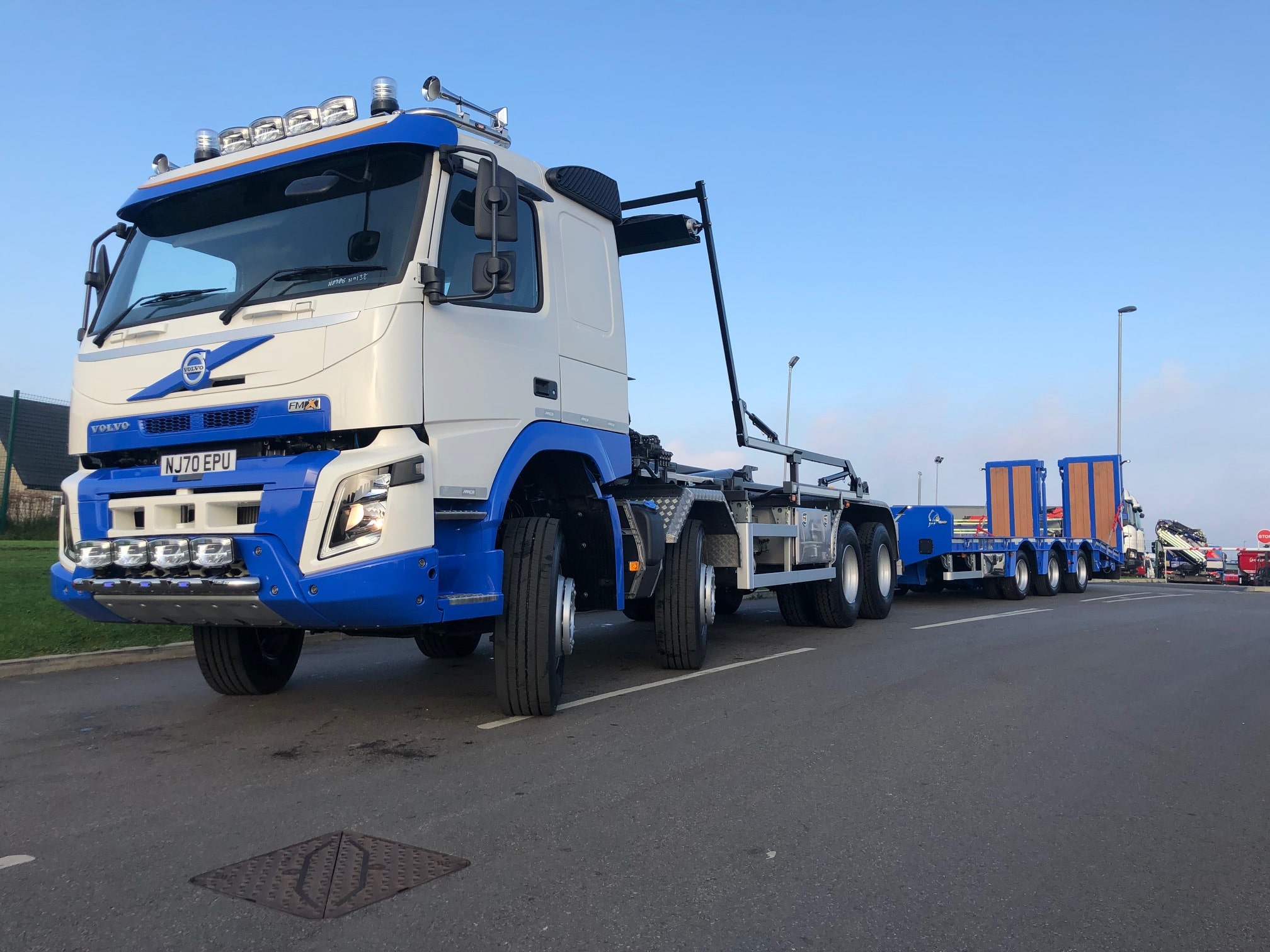 Volvo FMX 500 Sleeper Hookloader With Plant Trailer