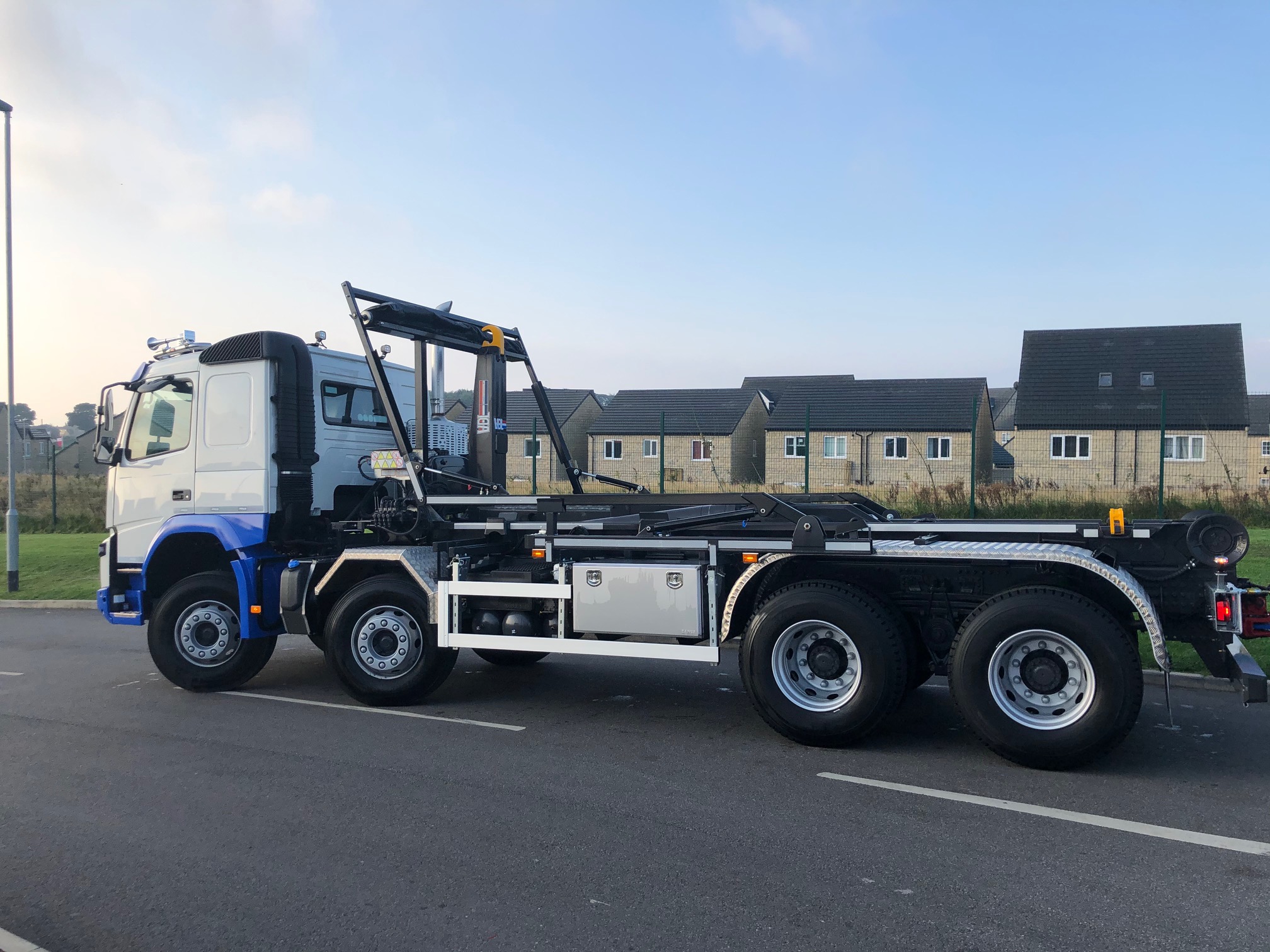 Volvo FMX 500 Sleeper Hookloader With Plant Trailer