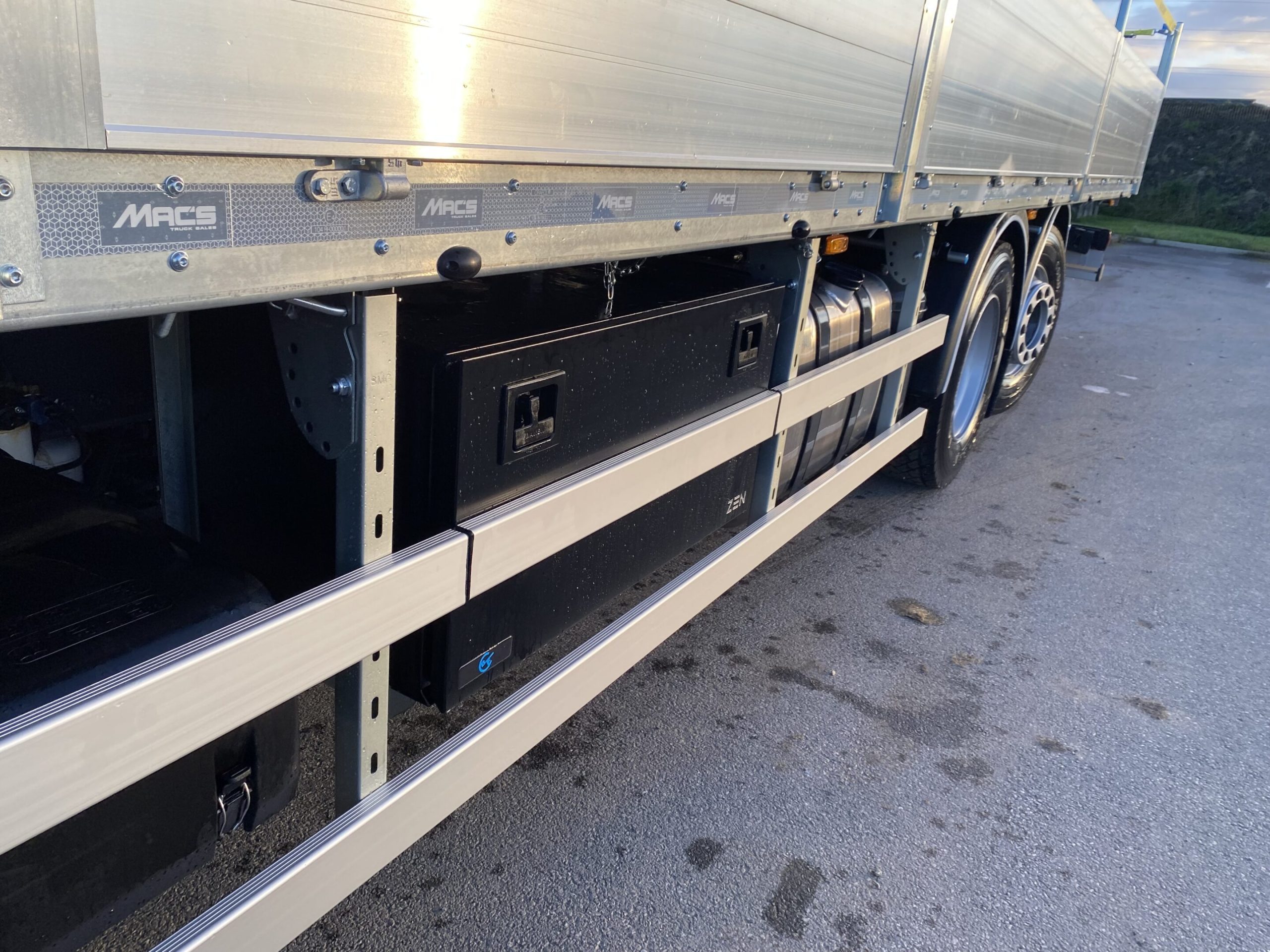 DAF (2025) CF320 DAY CAB SCAFFOLDERS FLAT