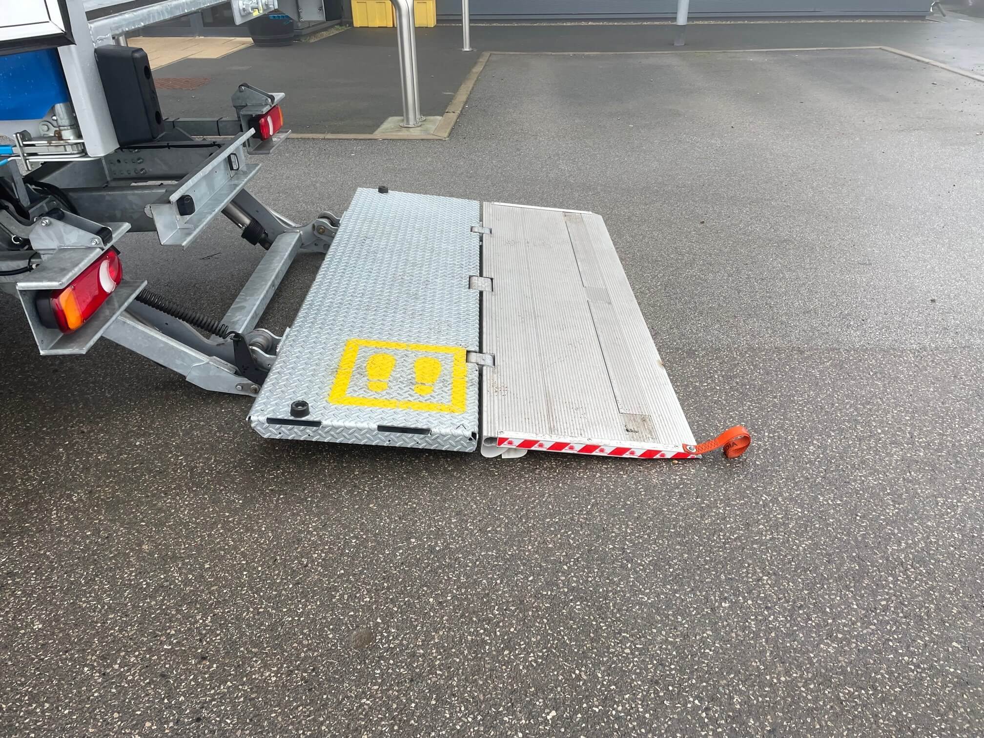 DAF (2026) 14/16T Curtainsider With Tail lift