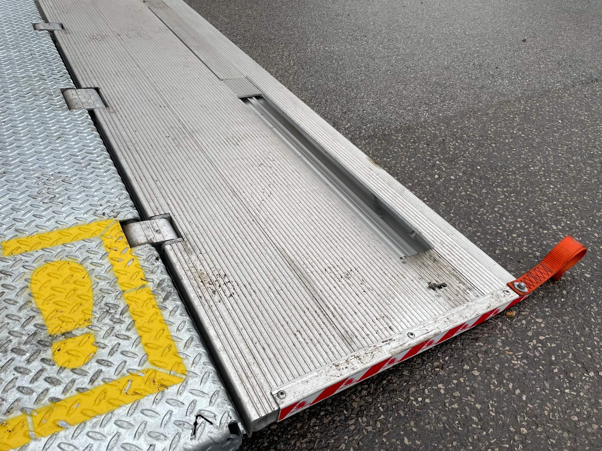 DAF (2025) 14/16T Curtainsider With Tail lift