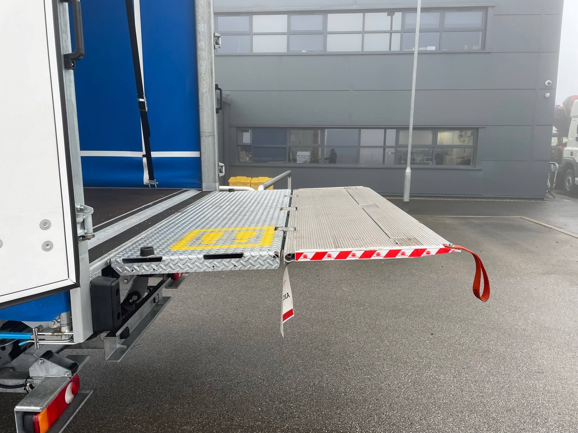 DAF (2026) 14/16T Curtainsider With Tail lift