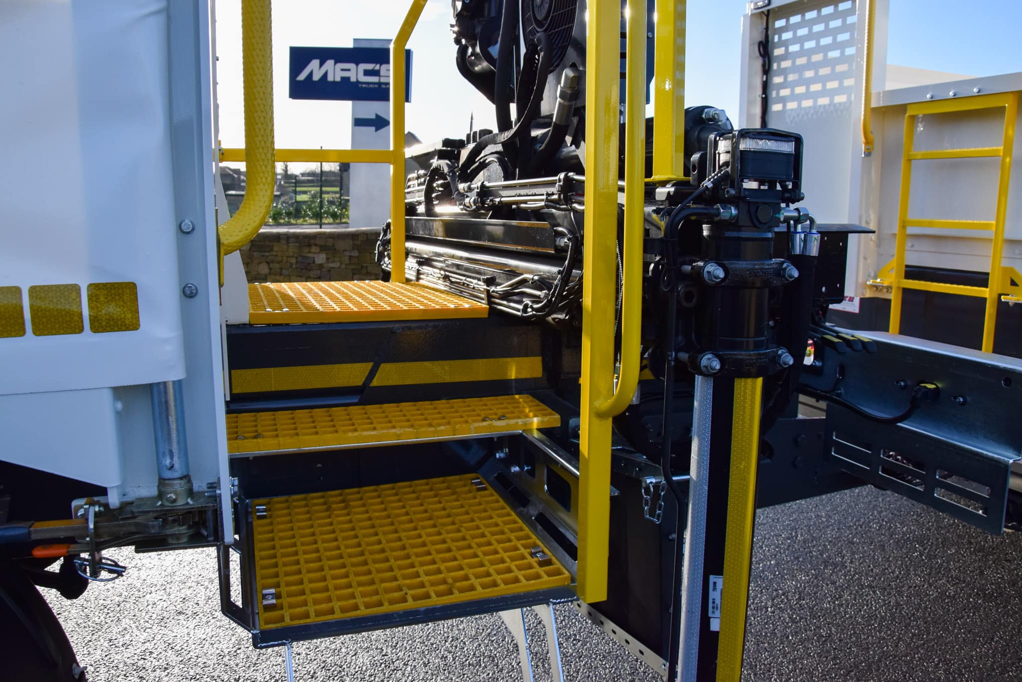 DAF (2025) 6x2 Brick and Block With Trailer