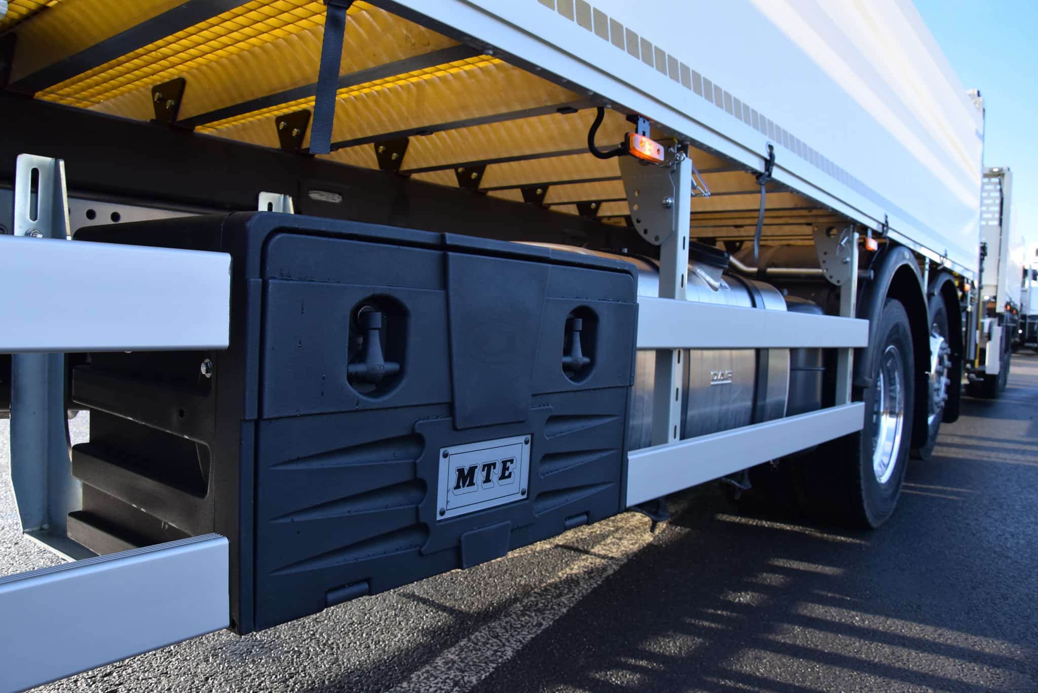 DAF (2025) 6x2 Brick and Block With Trailer