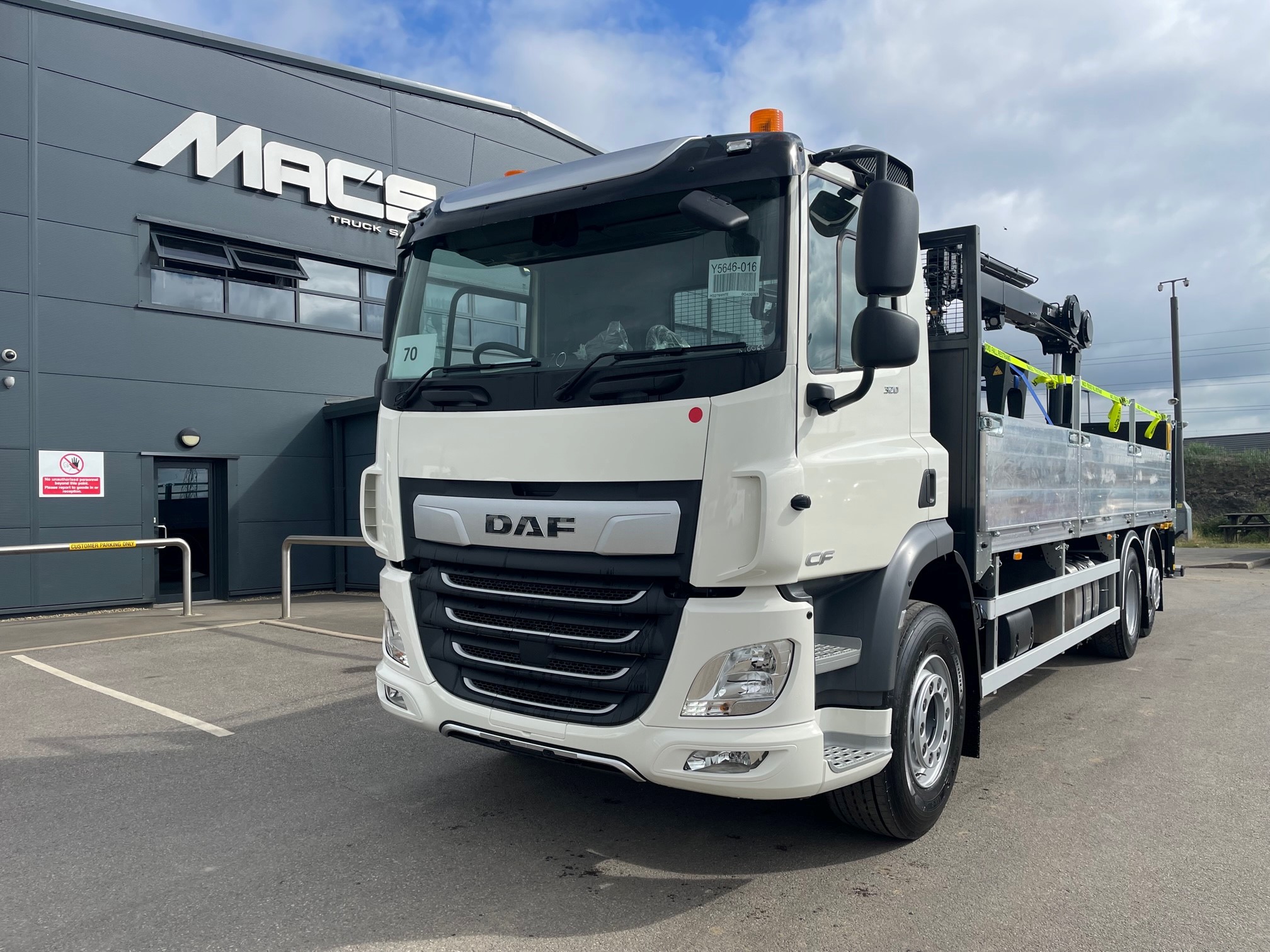 DAF (2025) CF 320 6x2 Hiab 158 Builders Merchant