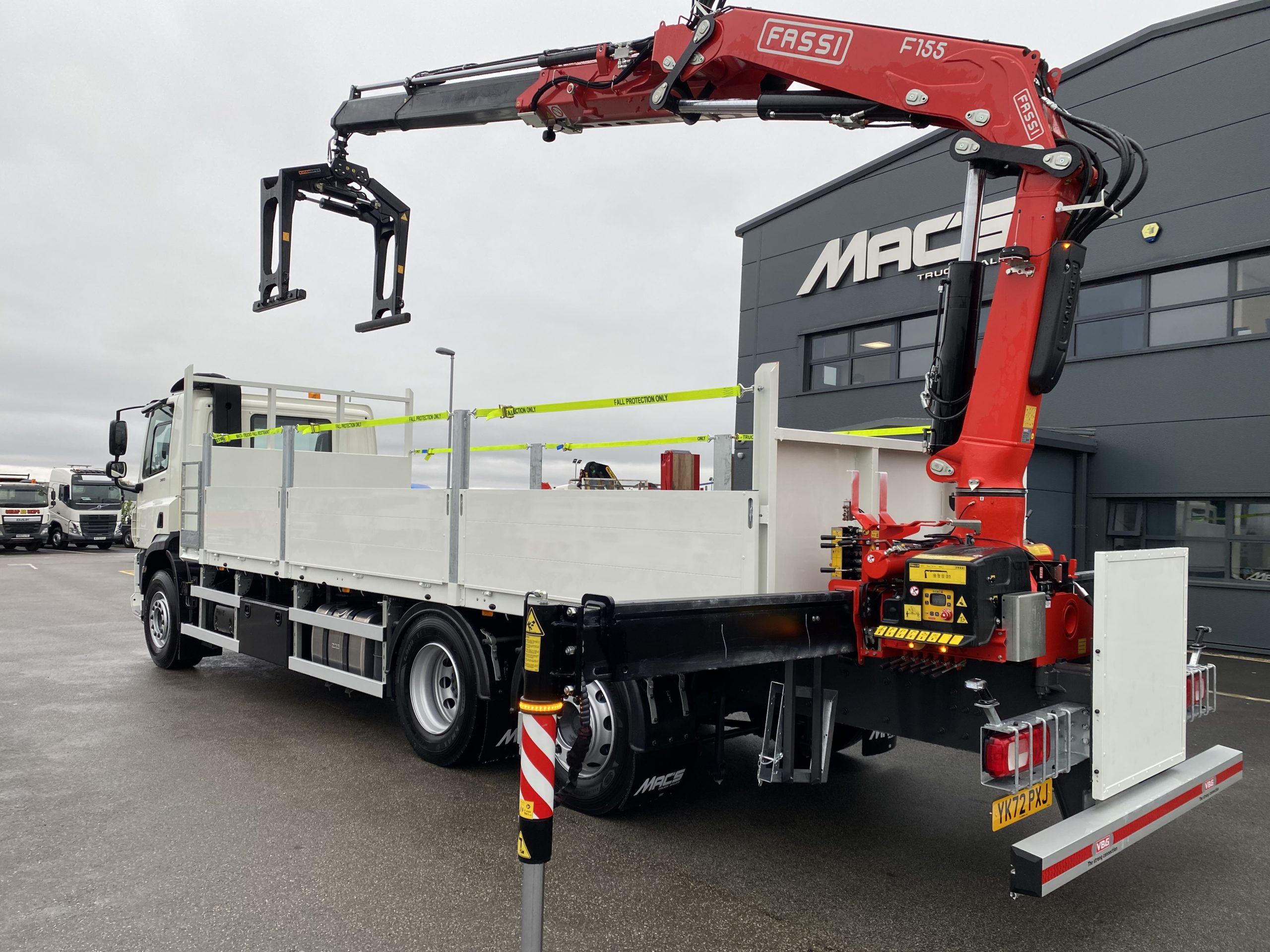 DAF (2025) CF320/70 6 x 2 FASSI F155 Brick Grab