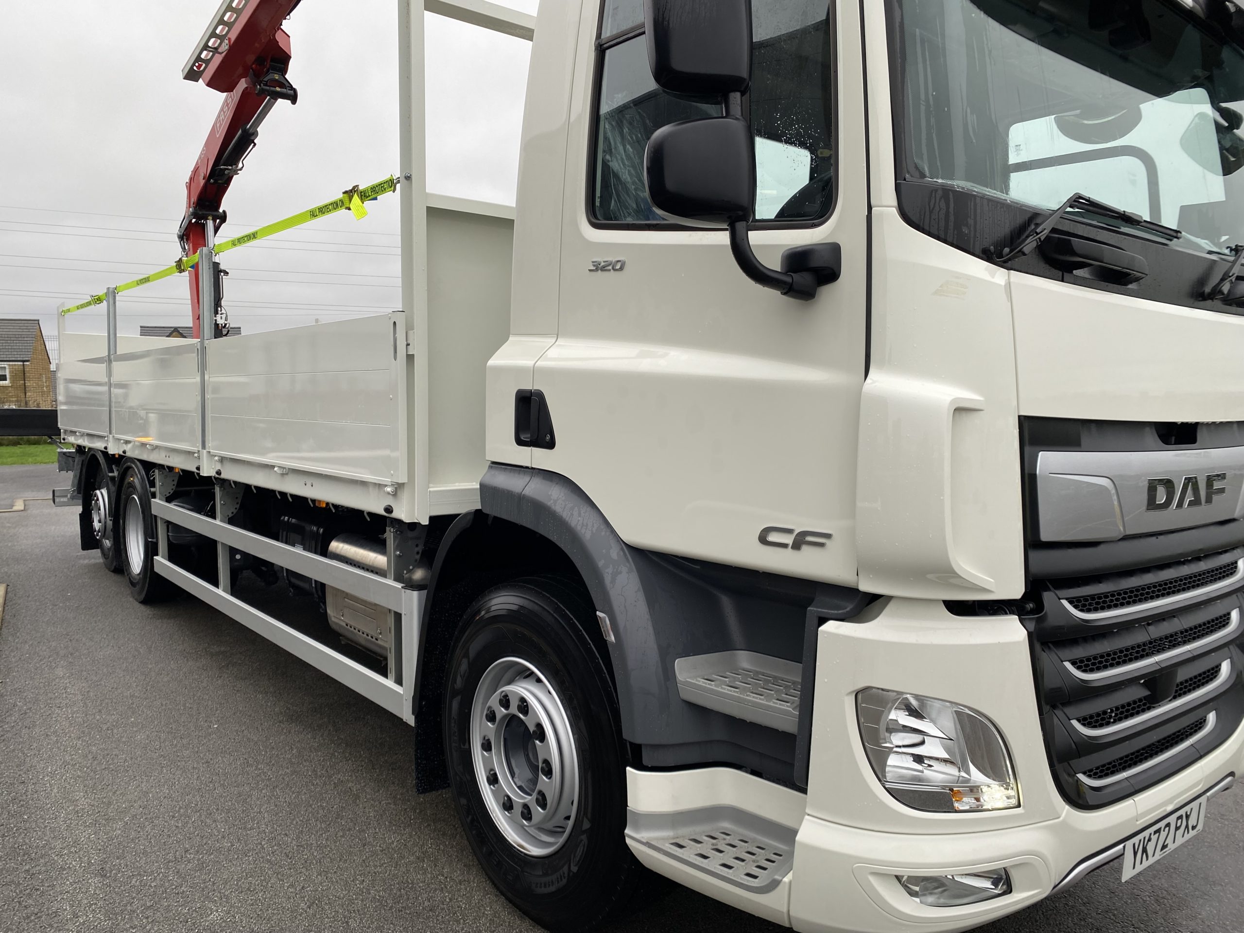 DAF (2025) CF320/70 6 x 2 FASSI F155 Brick Grab