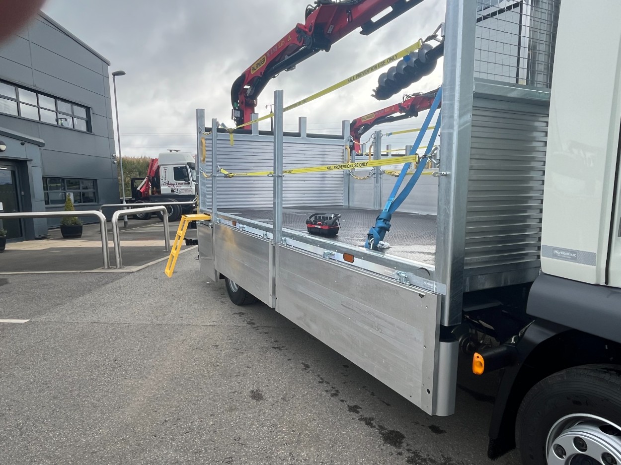 DAF (2026) LF210 4X2 POLE CARRYING BODY WITH PALFINGER PK9.501