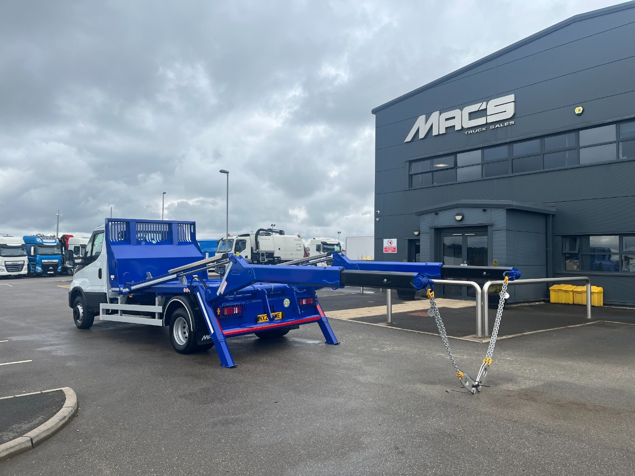 Iveco (2025) 180 4x2 7.2T VDL Skip Loader