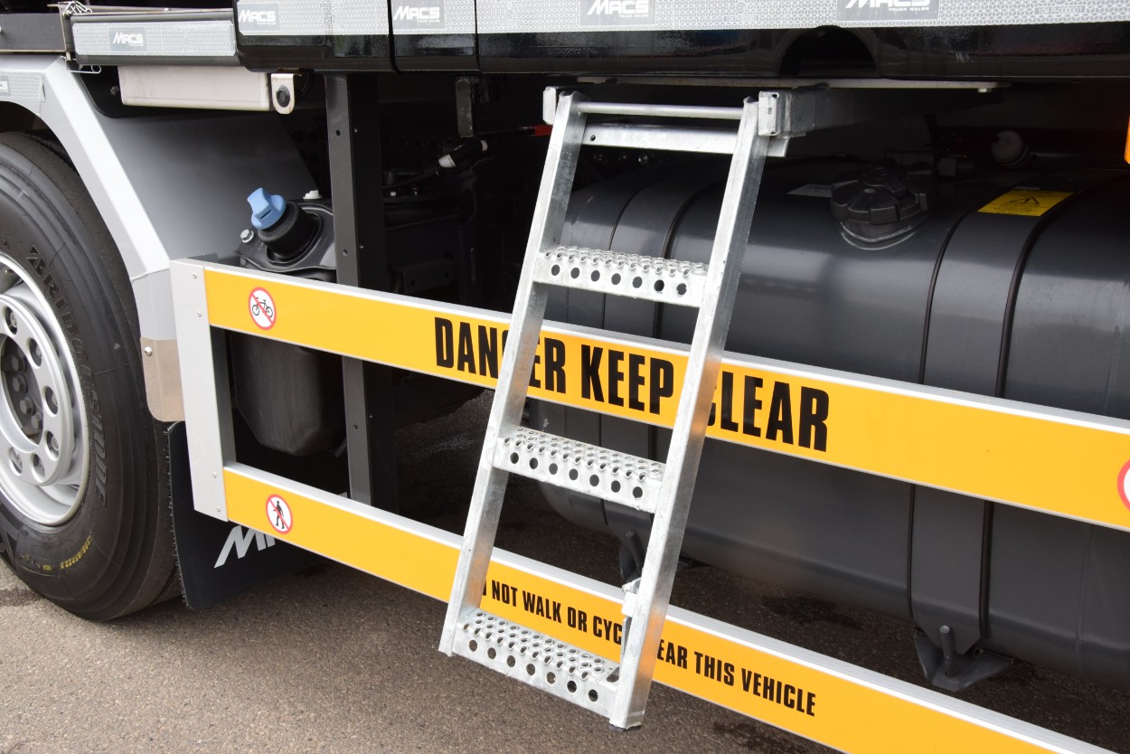 Mercedes (2025) 8x2 F660 Flatbed