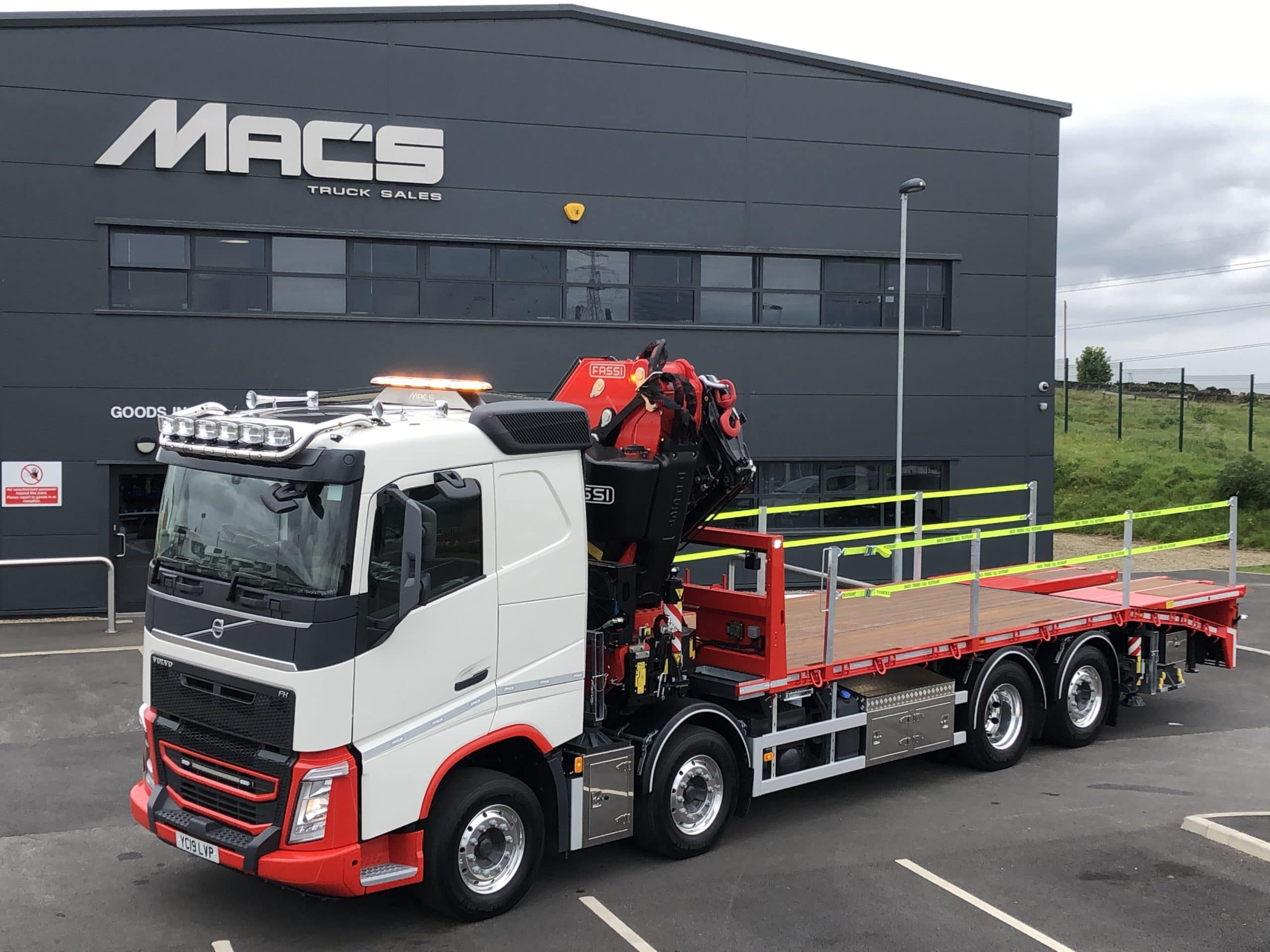 Volvo (2025) FH460 8x2 FASSI F660RA.2.26 Crane Mounted Rigid Cheesewedge