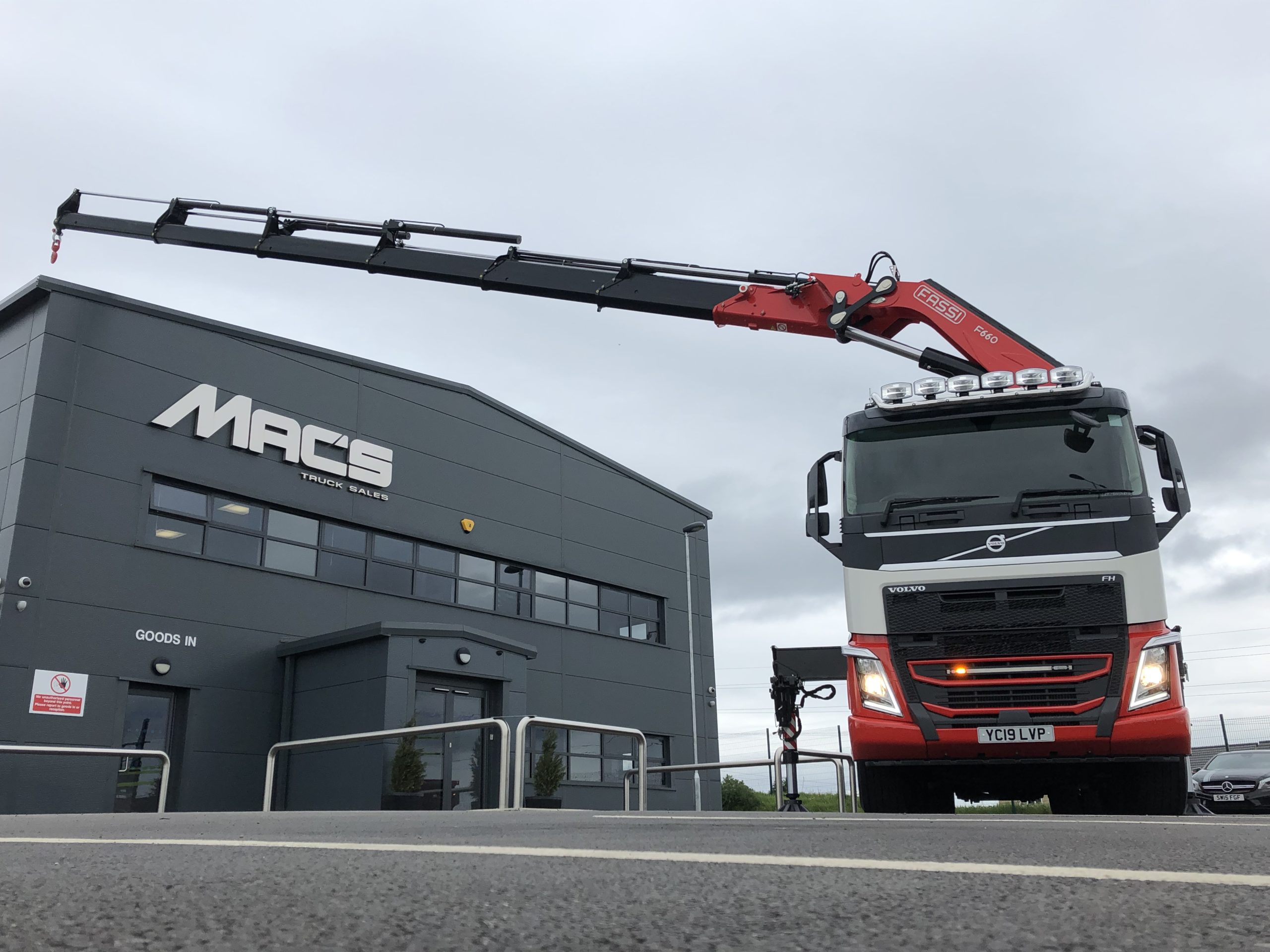Volvo (2025) FH460 8x2 FASSI F660RA.2.26 Crane Mounted Rigid Cheesewedge