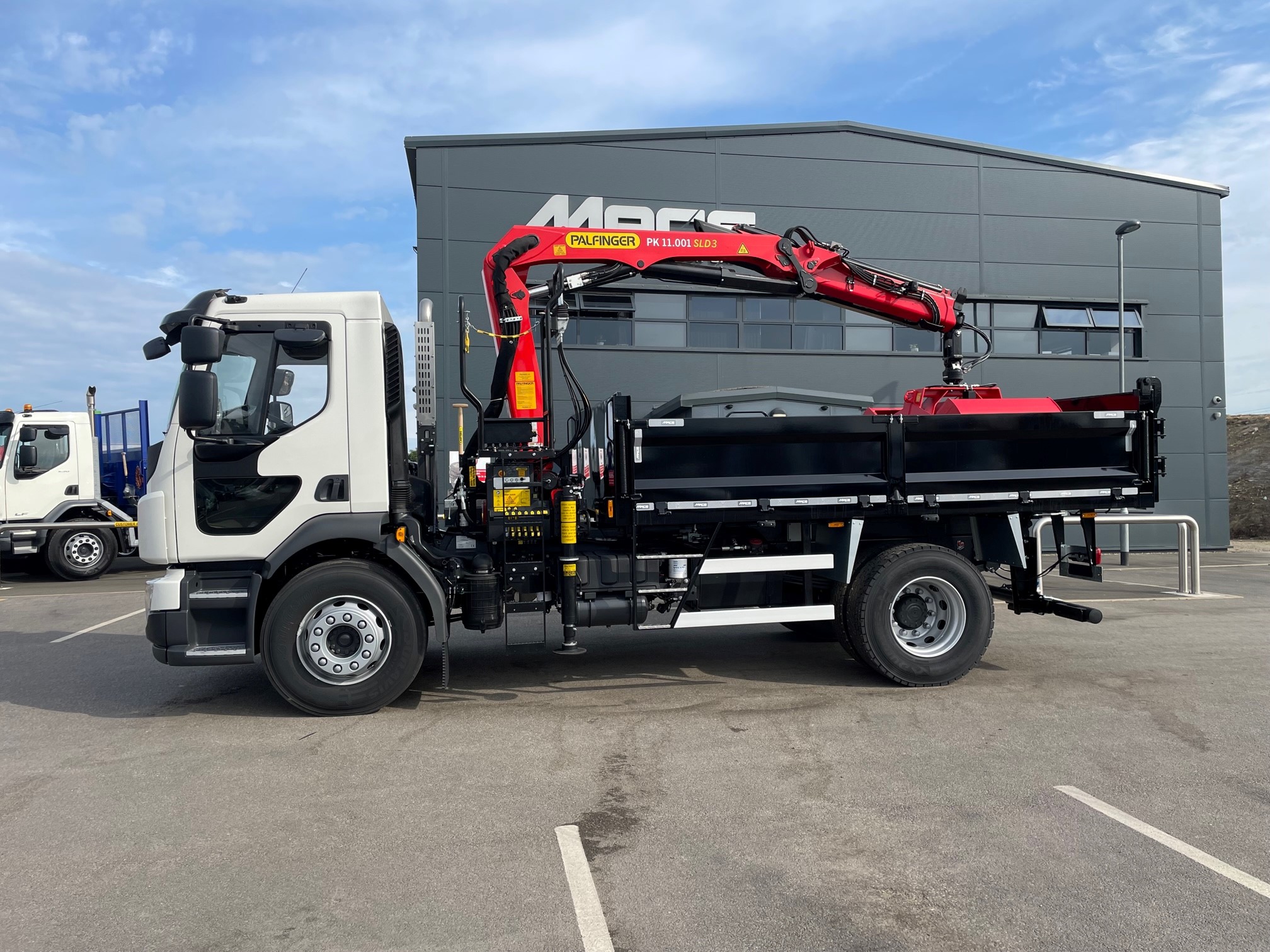 Volvo (2025) 18T Tipper Grab