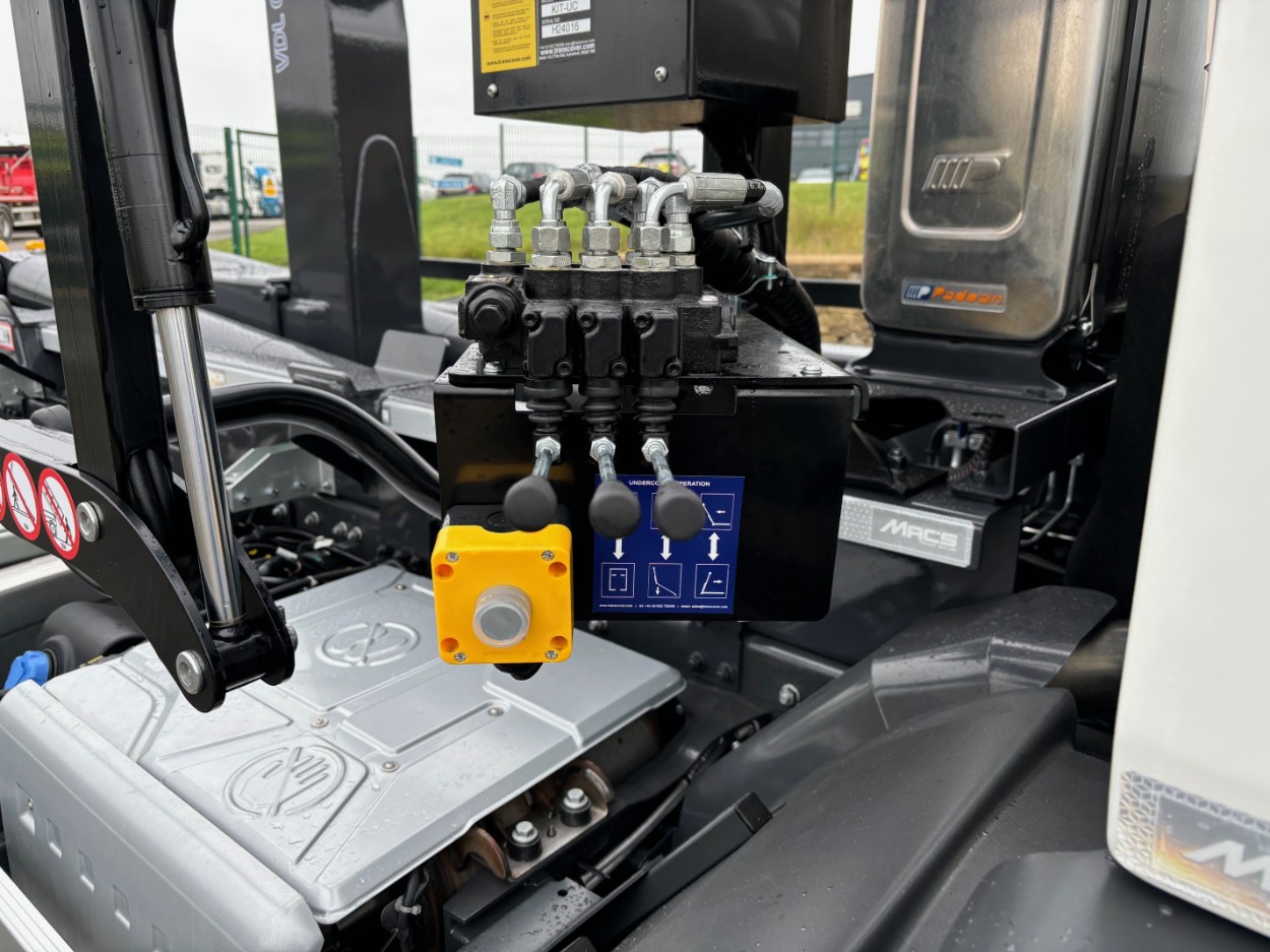 VOLVO (2026) FE320 6x2 HOOKLOADER