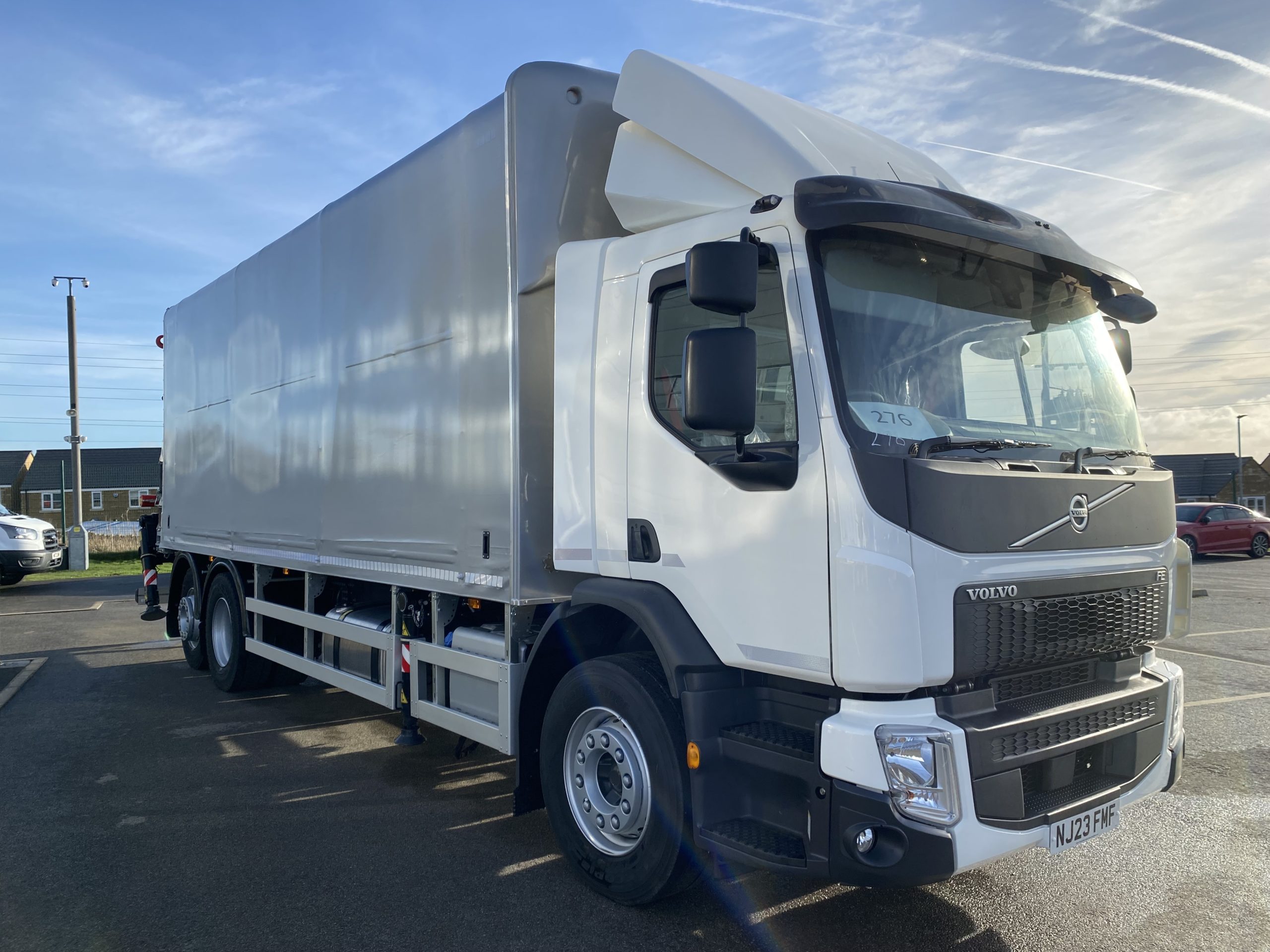 VOLVO (2025) FE320 SLIDE-A-FLEX BODY WIITH REAR CRANE