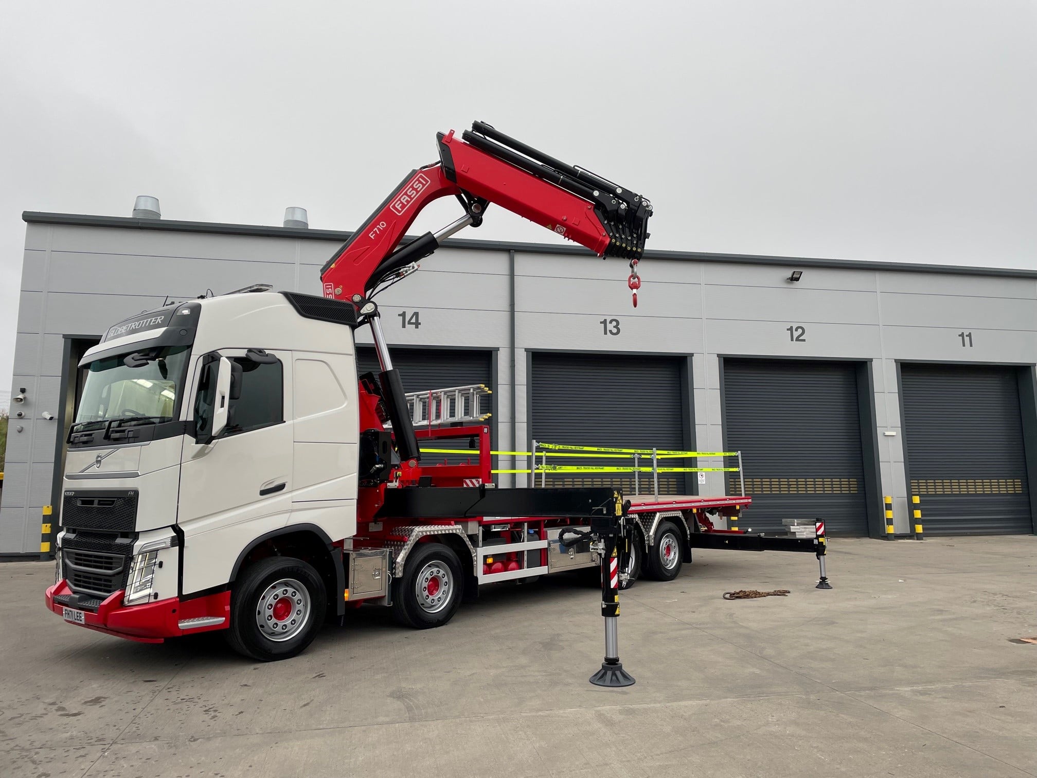 Volvo (2025) FH500 8x2 Fassi F905 Flatbed