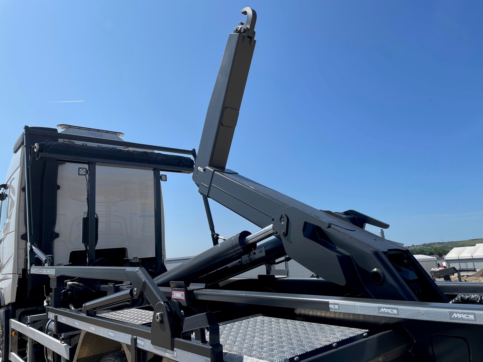 Volvo (2025) FH500 8x4 32T Hook Loader