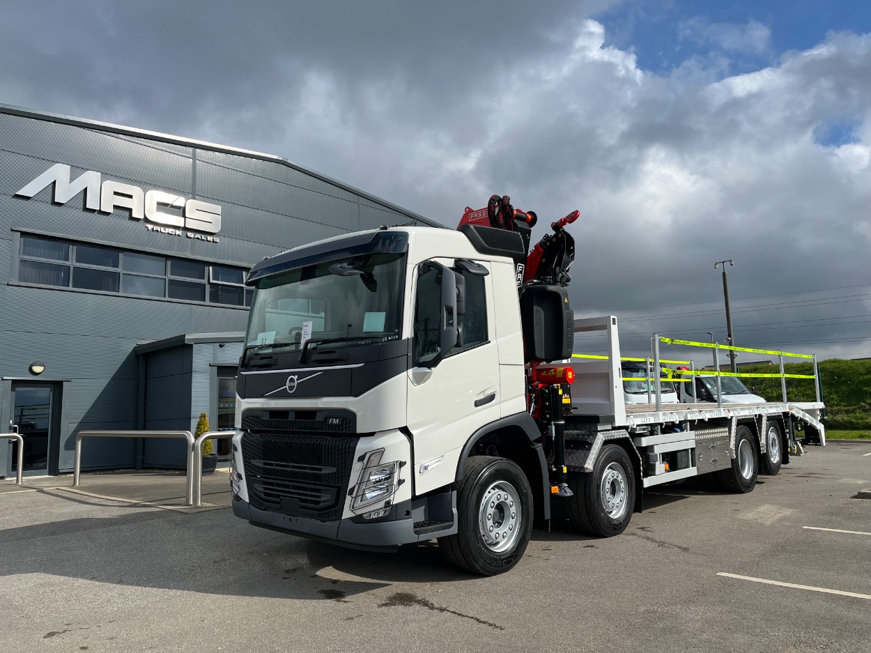 Volvo (2025) FM460 8x2 Cheesewedge With FASSI F400