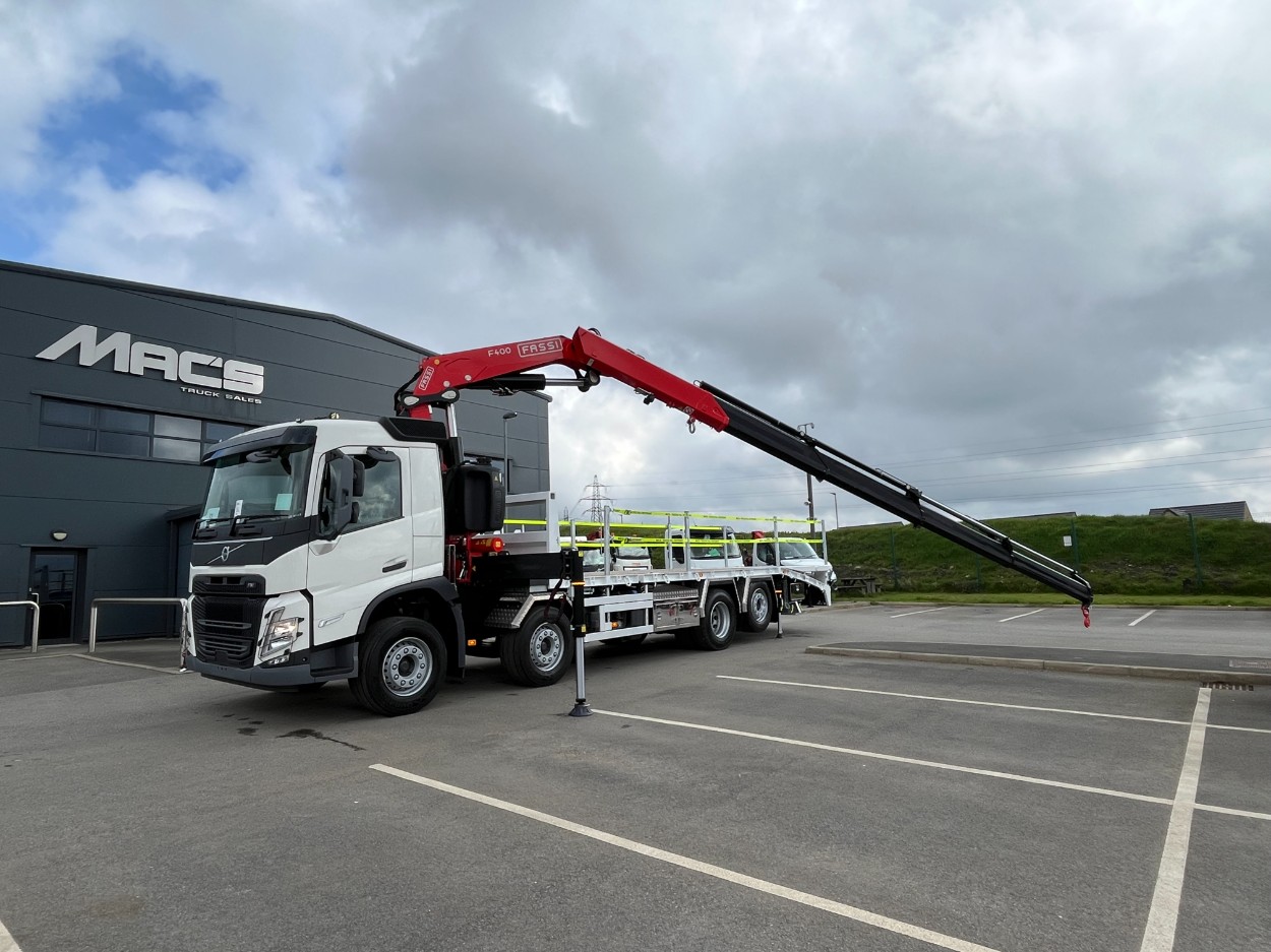 Volvo (2025) FM460 8x2 Cheesewedge With FASSI F400