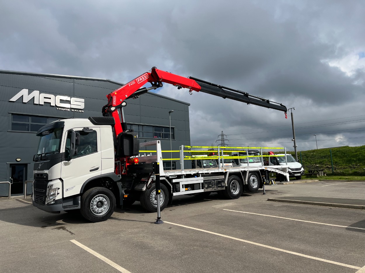 Volvo (2025) FM460 8x2 Cheesewedge With FASSI F400