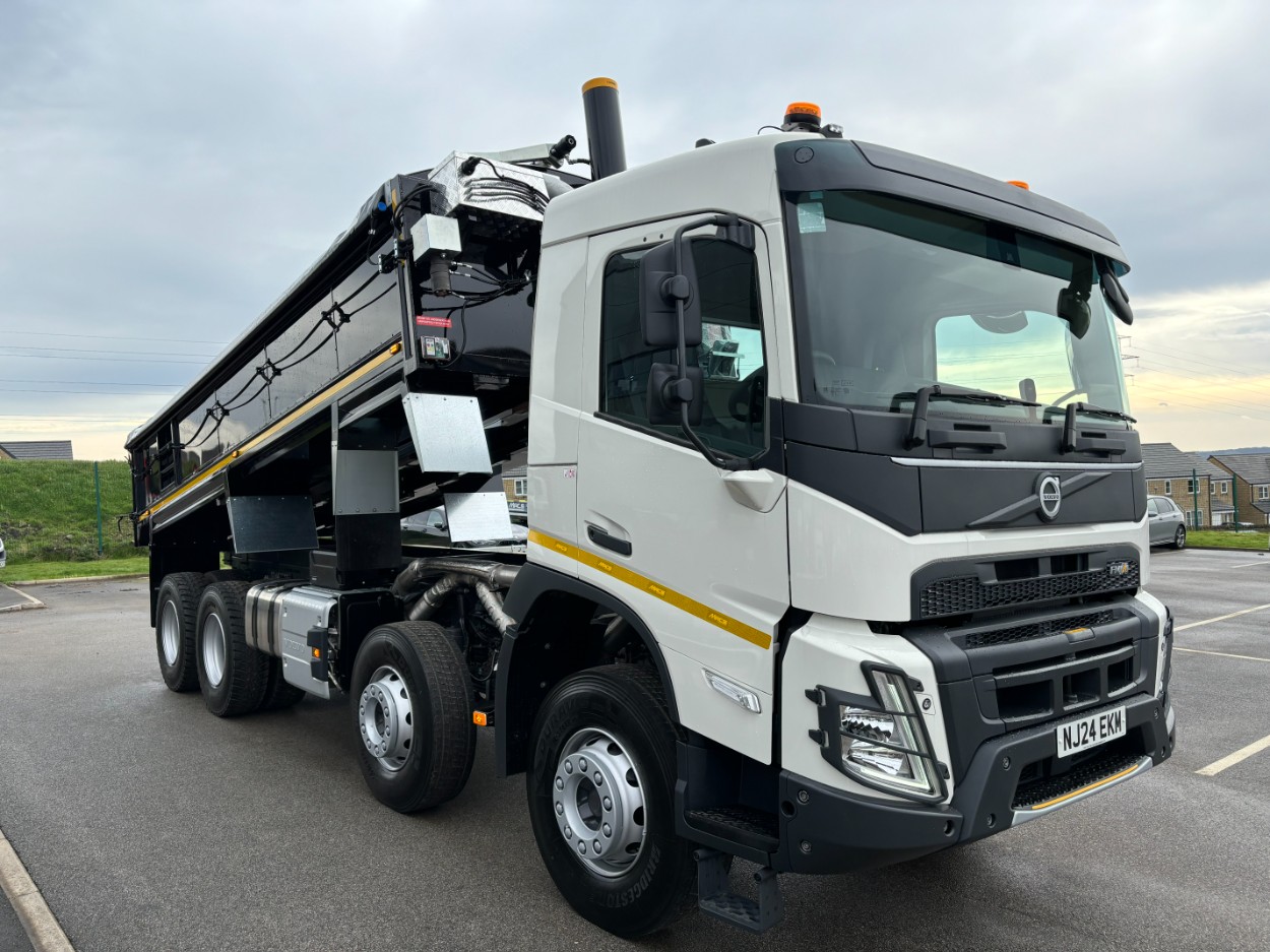 Volvo (2026) FMX 8x4 Insulated Tipper Drawbar