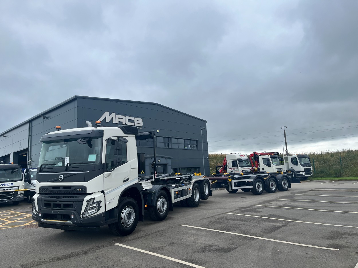 VOLVO (2026) FMX500 8x2 Hookloader with Muldoon Trailer