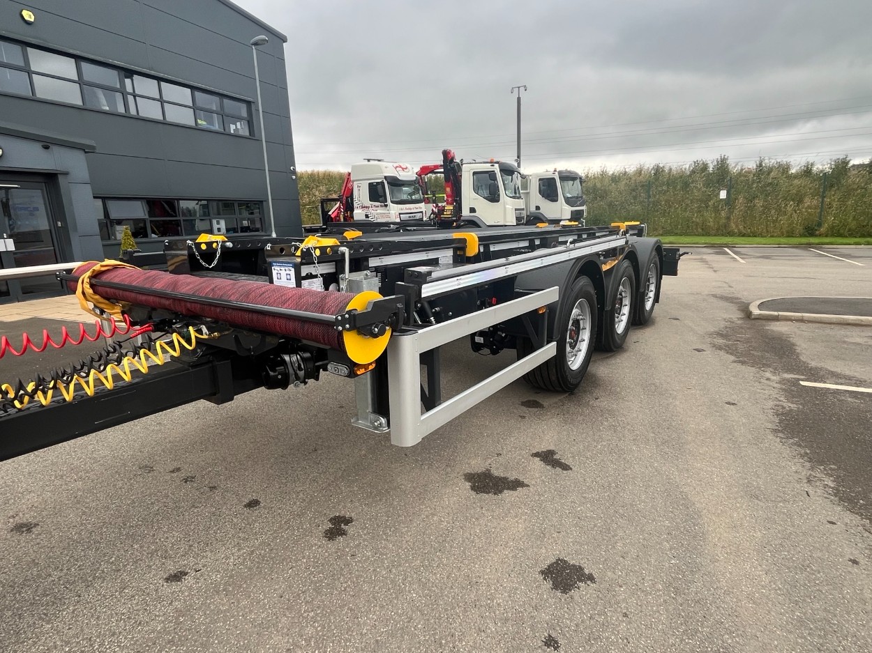 VOLVO (2026) FMX500 8x2 Hookloader with Muldoon Trailer