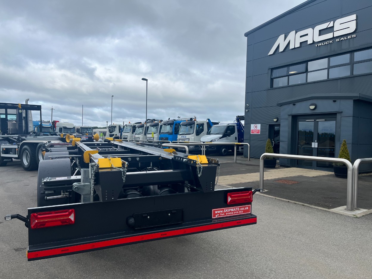 VOLVO (2026) FMX500 8x2 Hookloader with Muldoon Trailer