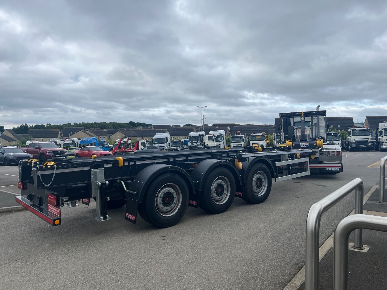 VOLVO (2026) FMX500 8x2 Hookloader with Muldoon Trailer
