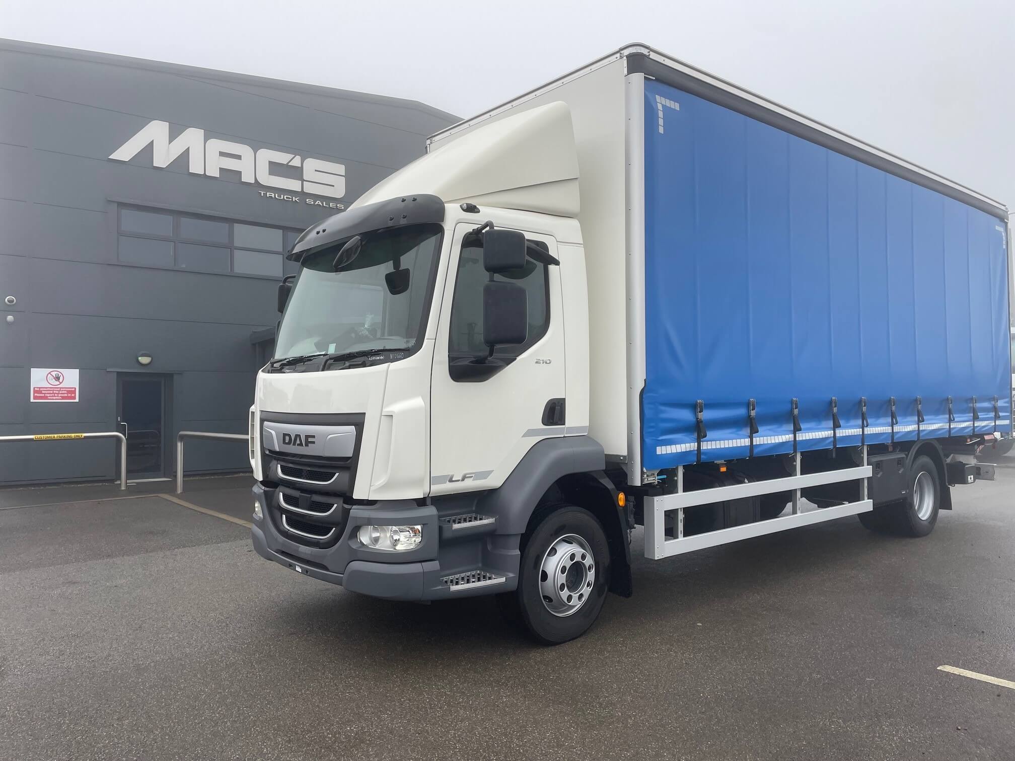 DAF (2025) 14/16T Curtainsider With Tail lift