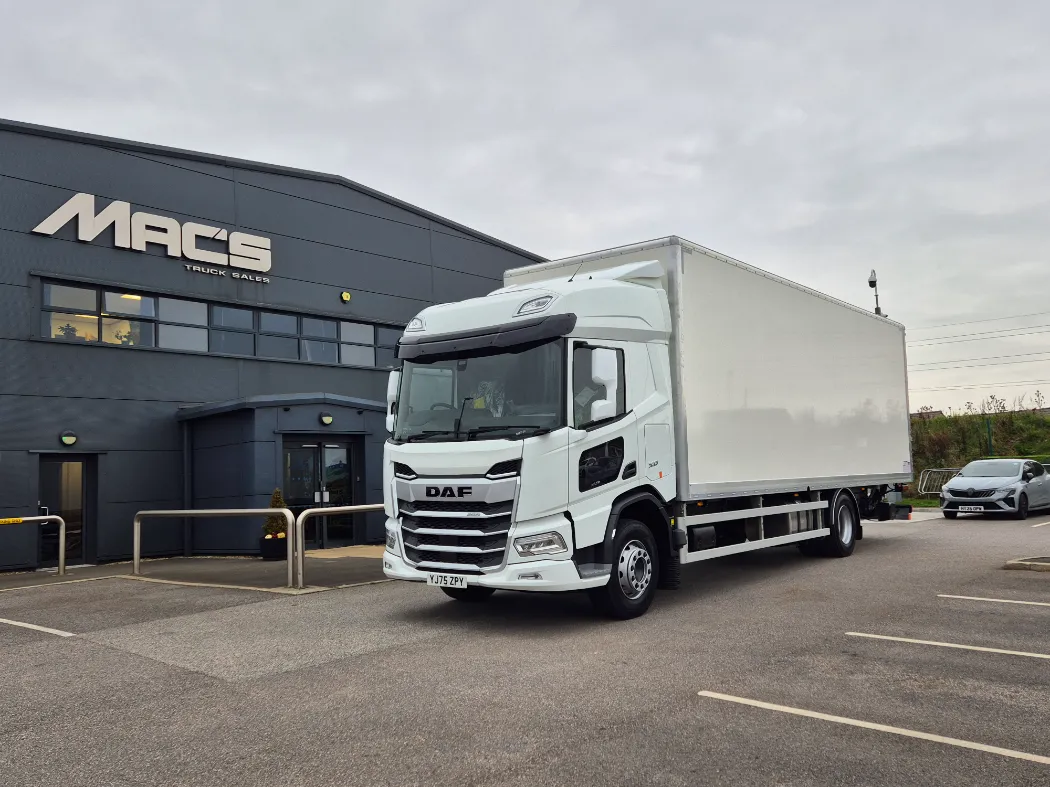 DAF (2025) XD260 4X2 18T Box Truck W/Cantilever TL